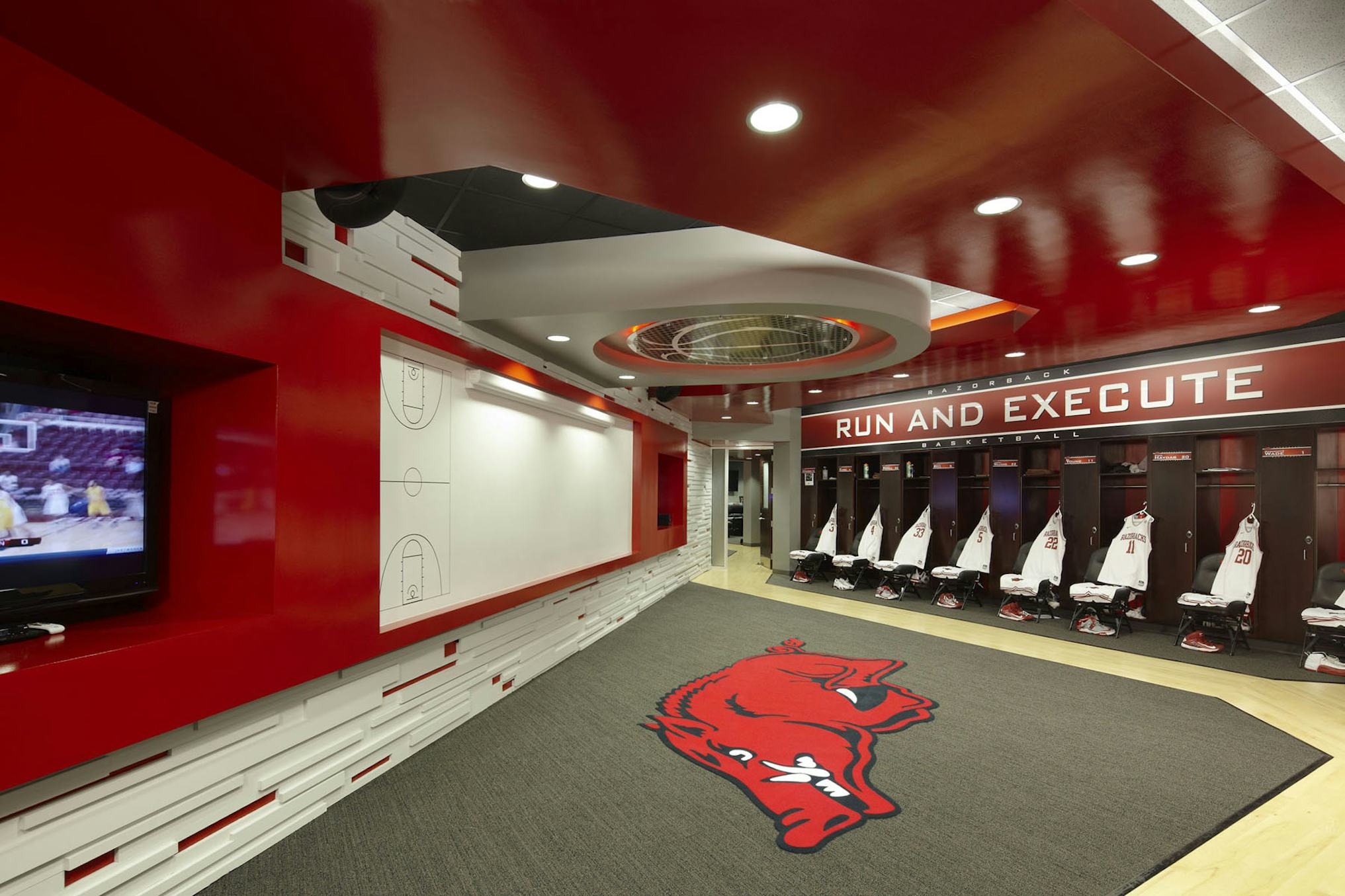 Razorback Basketball Locker Rooms — Modus Studio